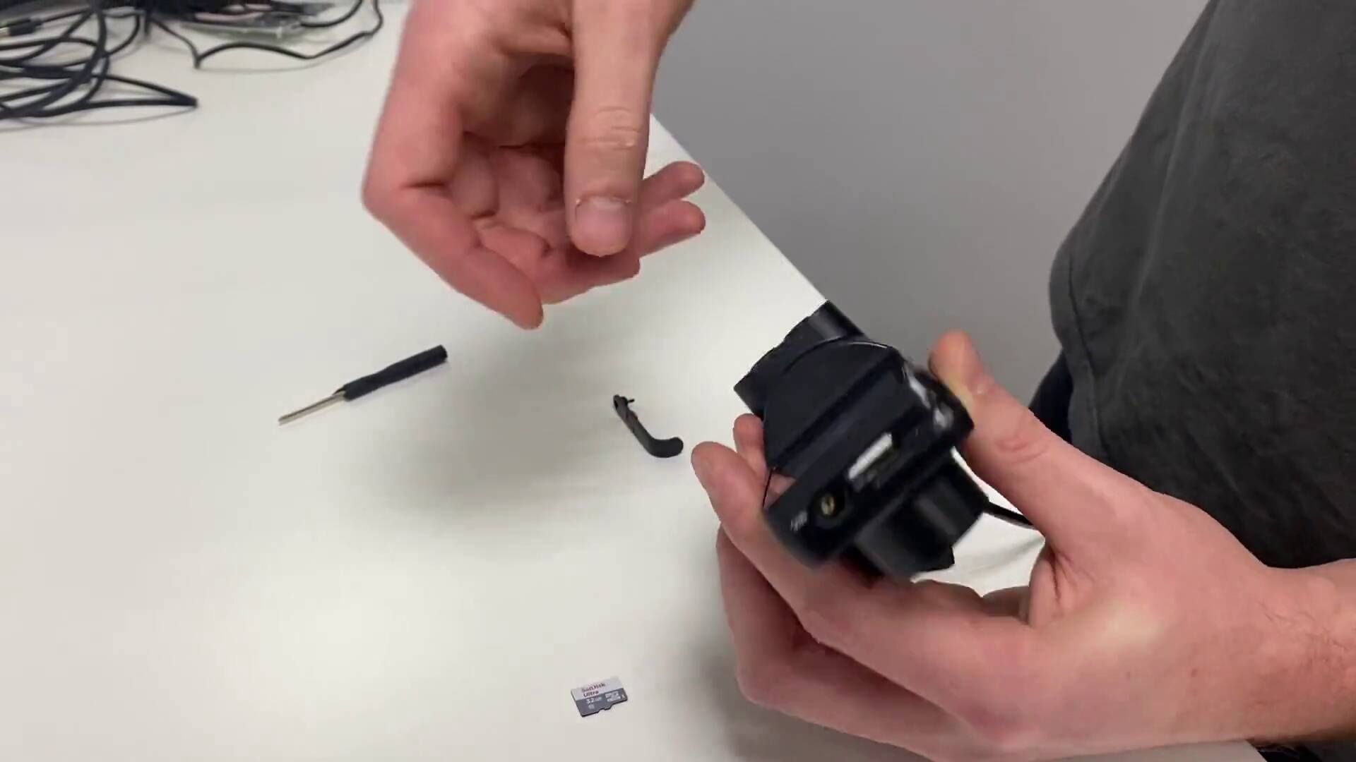 Insert the SD and SIM cards in your AI-12 dashcam – Surfsight